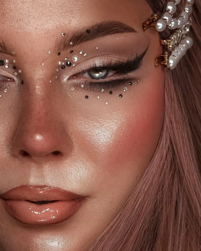 25 Rhinestone Eye Makeup Ideas: Sparkling Looks for Festivals, Concerts ...