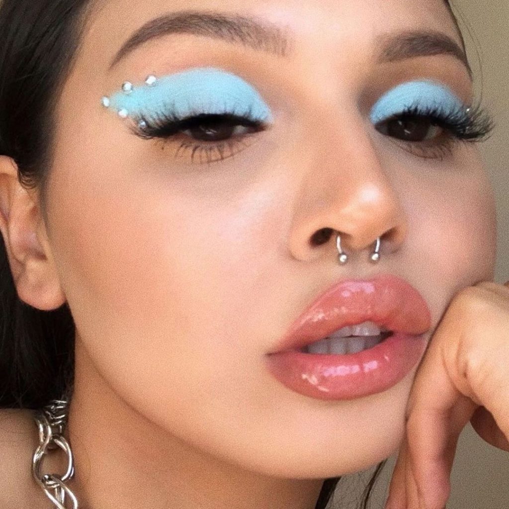 25 Rhinestone Eye Makeup Ideas: Sparkling Looks for Festivals, Concerts ...