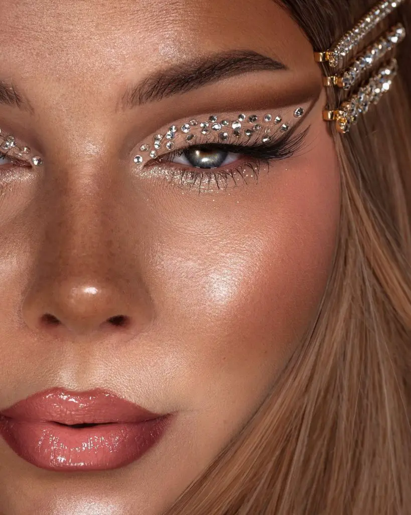 25 Rhinestone Eye Makeup Ideas: Sparkling Looks for Festivals, Concerts ...