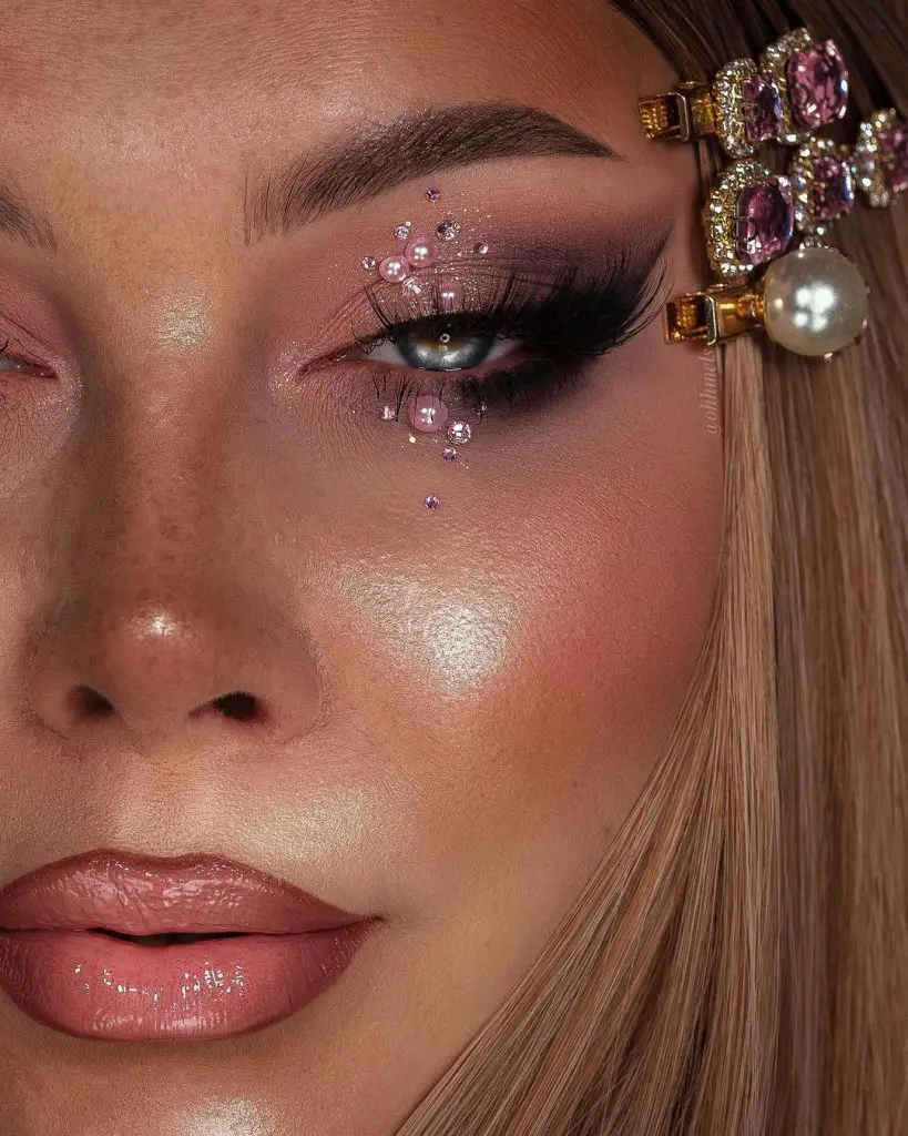 25 Rhinestone Eye Makeup Ideas: Sparkling Looks for Festivals, Concerts ...