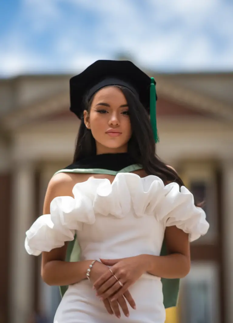 25 Graduation Look Ideas 2025 – Best University Outfits for Photoshoot ...